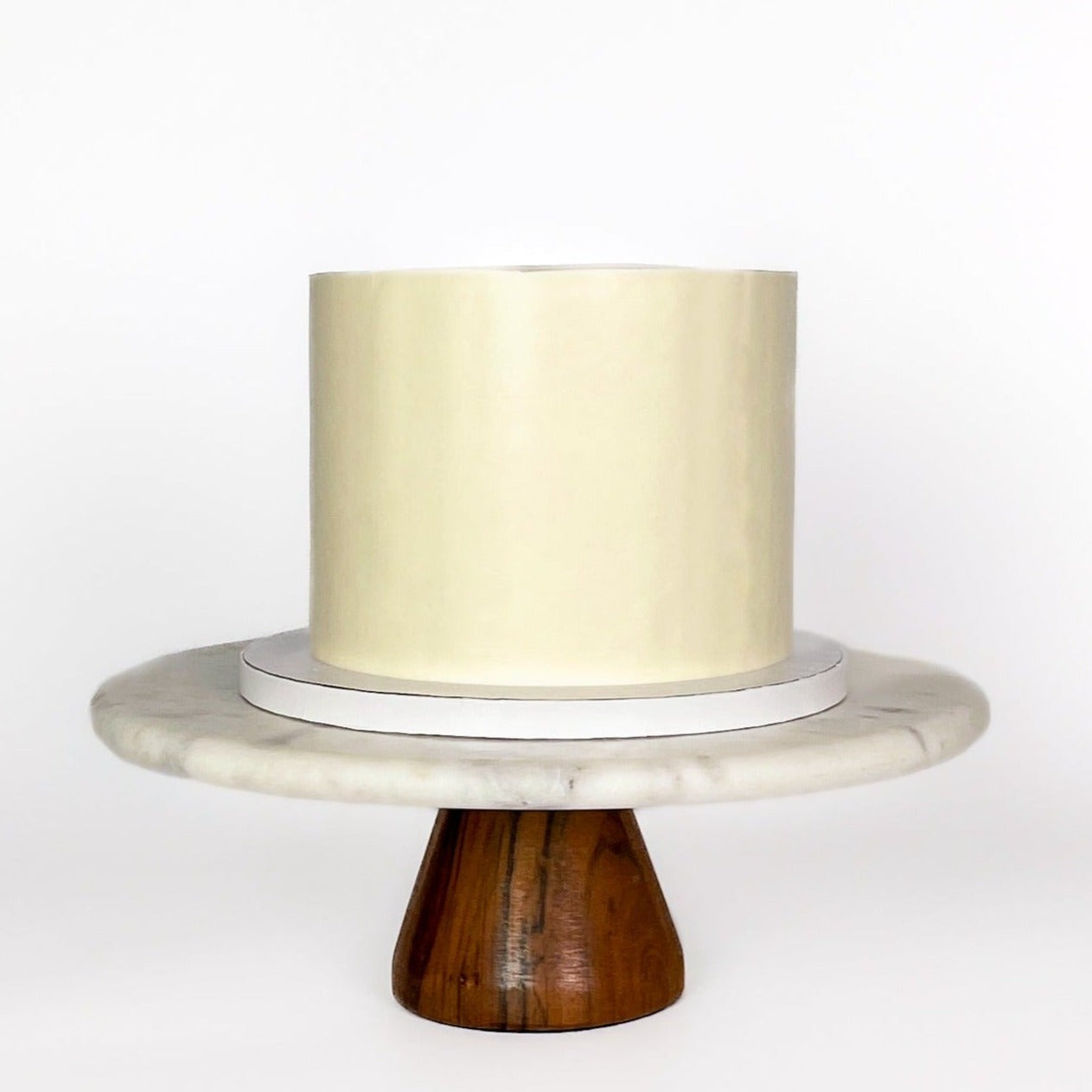 Monochromatic cake – Made by Hand Cakes